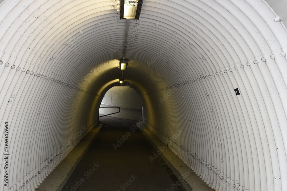 Foto de Urban pedestrian subway or underpass below motorway. Passage ...