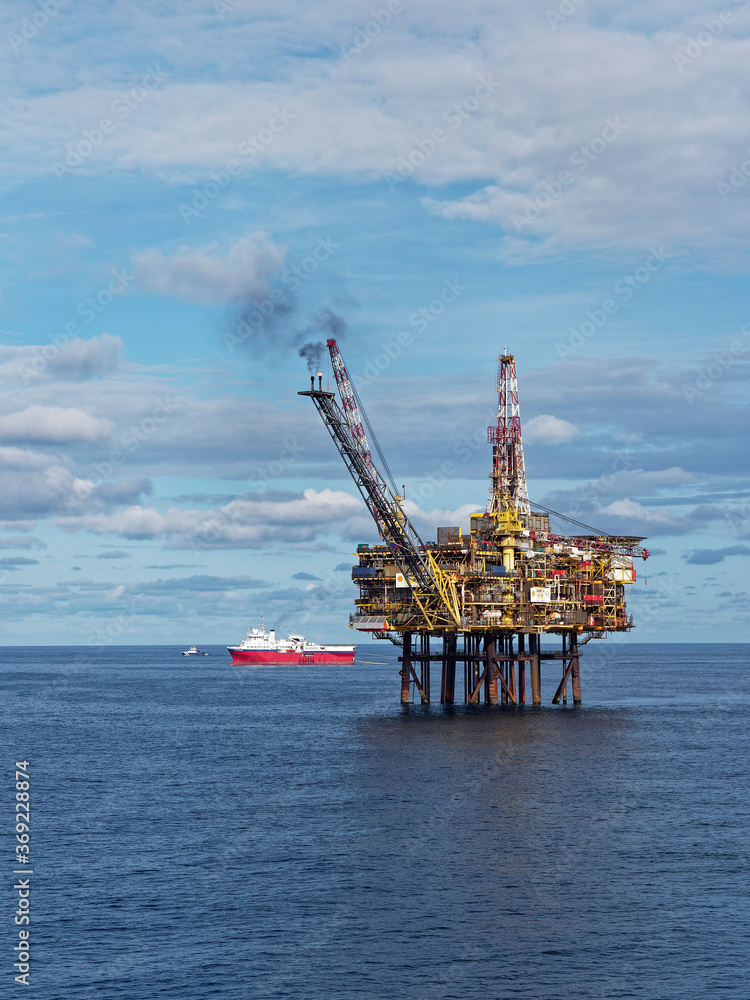 The Eagle Explorer Seismic Vessel passing by the Gannet A Oil ...