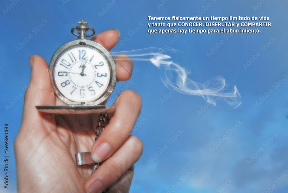 Frase motivadora. Tiempo, reloj, mano de mujer y cielo. Stock Photo ...