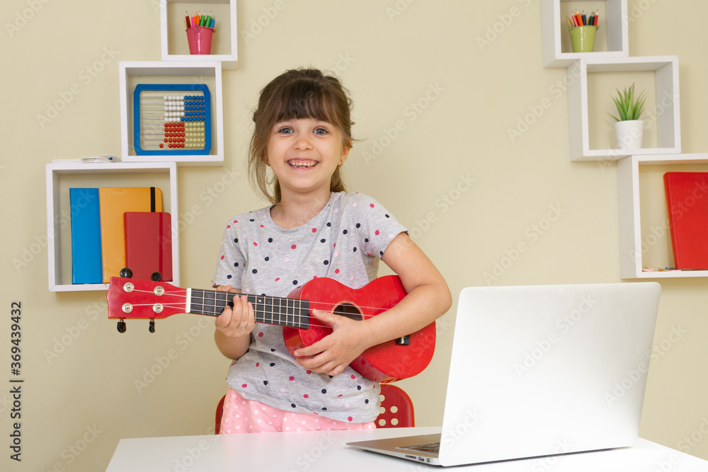 Kids learn music lessons online at home. Homeschooling and distance ...