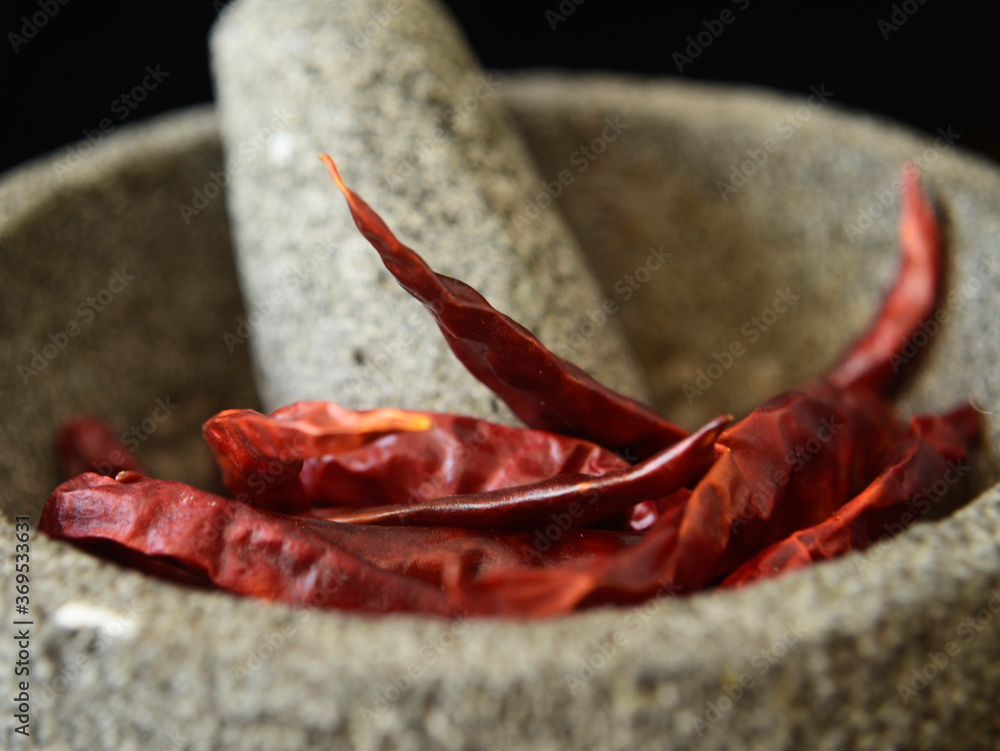 Foto de Chile de arbol en un molcajete o mortero mexicano chile seco en ...