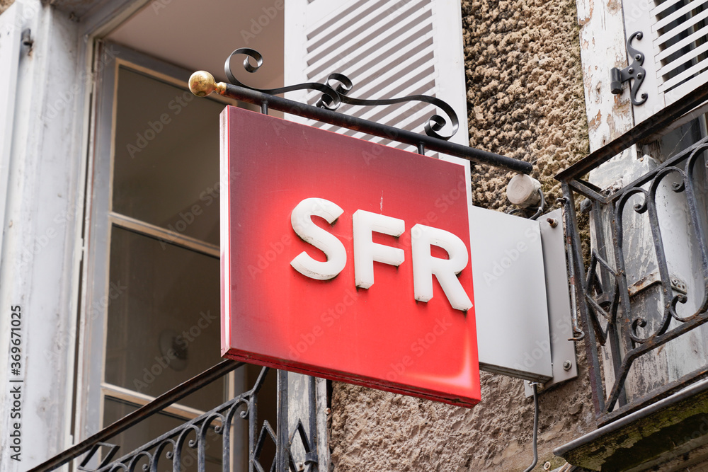 SFR logo red sign and text on store french phone operator agency Stock ...