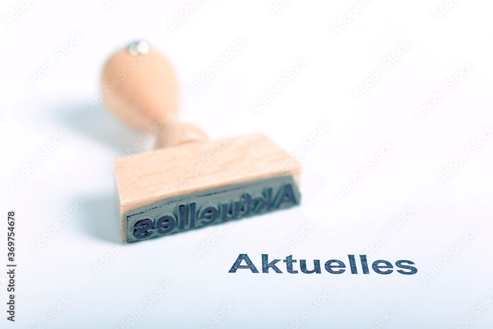 Stempel aus Holz mit dem Wort Aktuelles Stock Photo | Adobe Stock