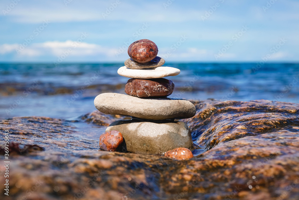 Kleiner Steinturm auf großem Stein am Meer an der Ostsee Stock Photo ...