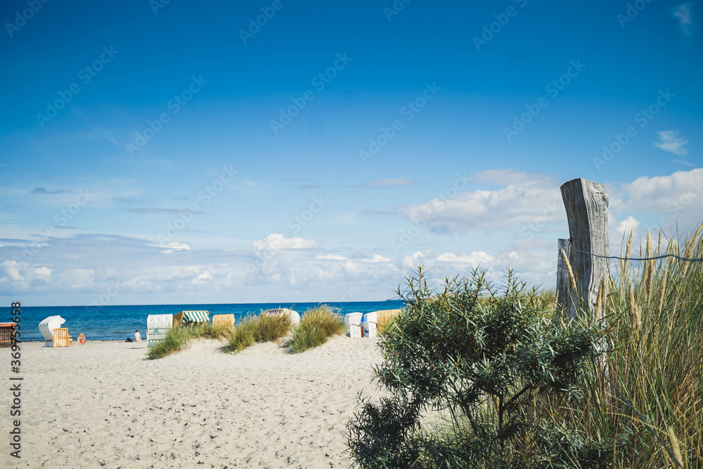Sandstrand am Strand von Heiligenhafen an der Ostsee mit Dünen und ...