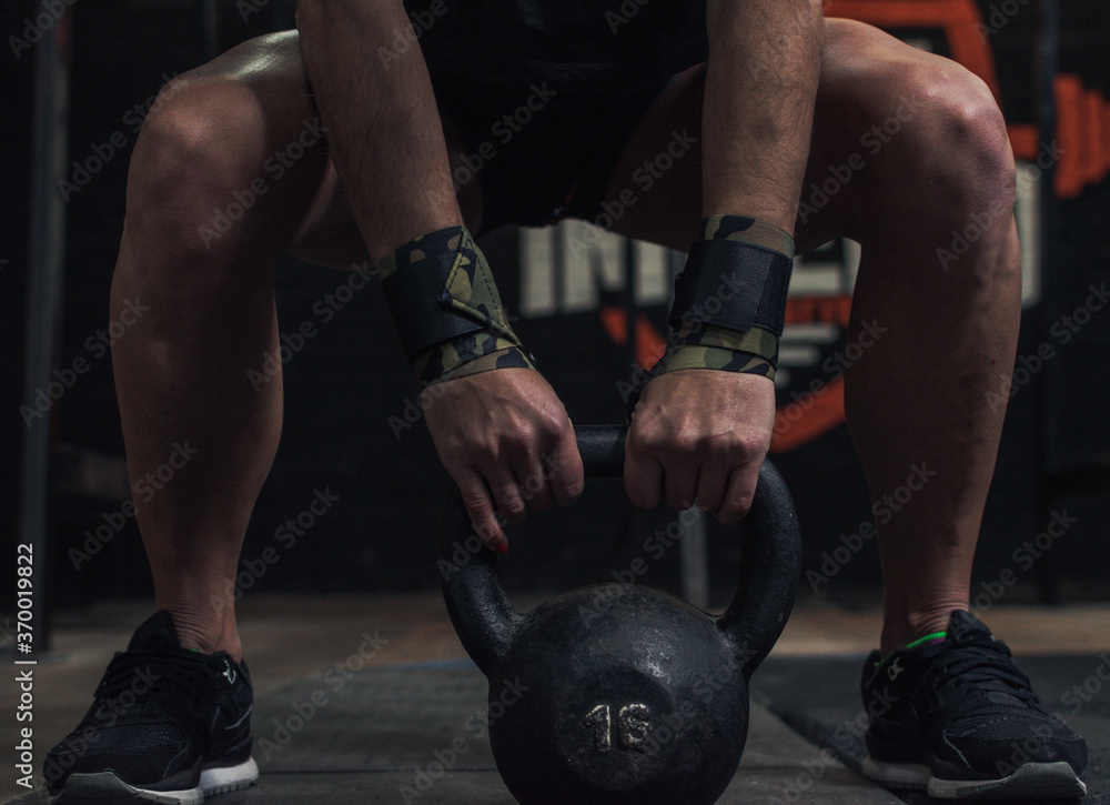 mujer atleta entrenando con pesas en gimnasio foto de Stock | Adobe Stock