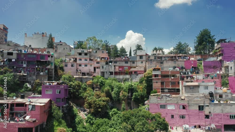 Vidéo Stock Pink low-income houses in Mexico. Vibrant favelas with ...