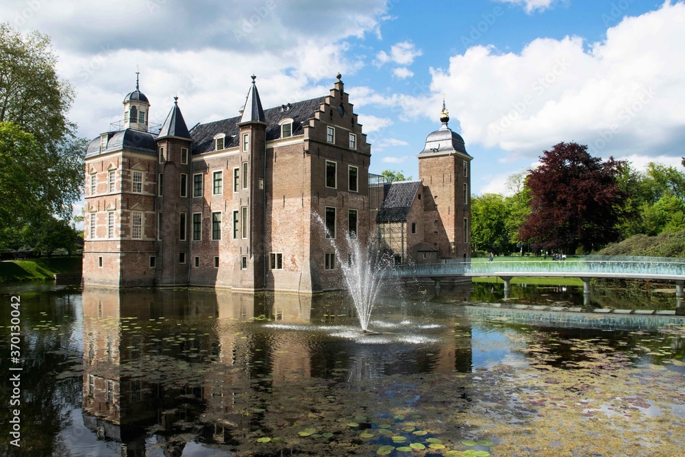 Castle with moat in the park of the Netherlands, rural area of ...