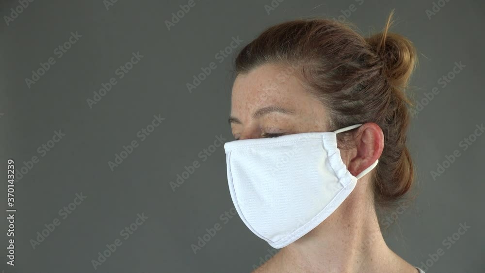 Dame mit Mundschutz Frau Mutter mit Mund und Nasenschutz Corona Isolation Stock Video | Adobe Stock