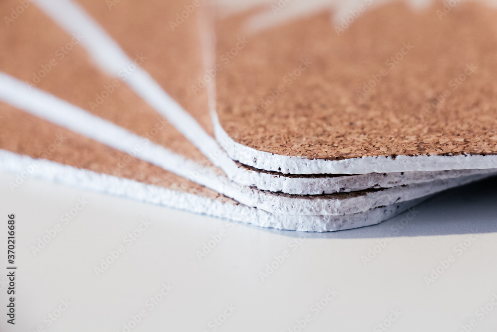 Detalle de textura de planchas de corcho pintadas a mano con motivos ...