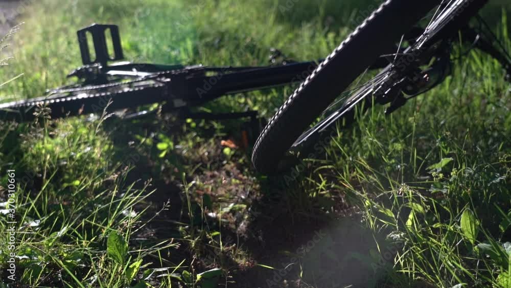 Vidéo Stock After falling from the bike. Accident while cycling. Sunny ...