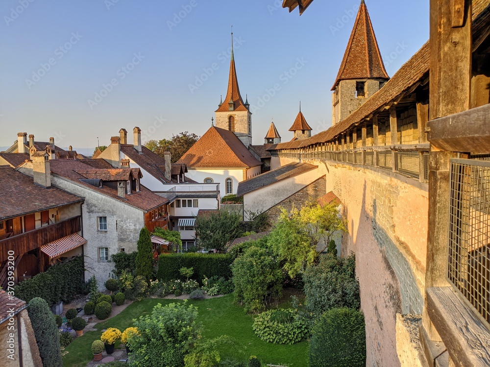 Morat murten et son lac village médiéval de la suisse, architecture ...