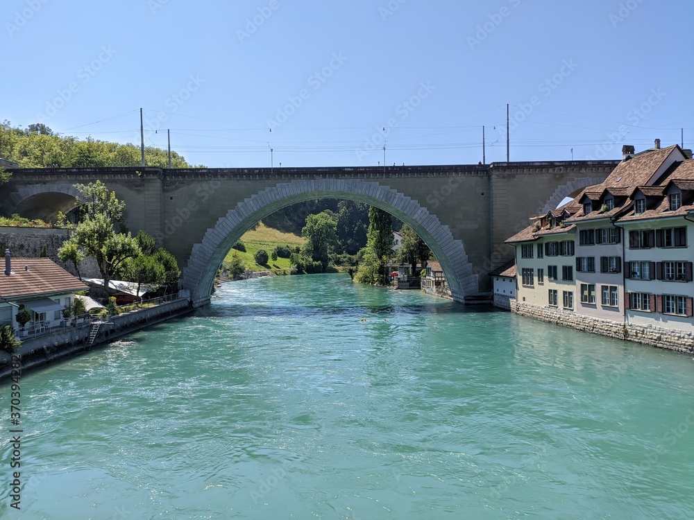 Berne en suisse Pont de Kirchenfeld avec le Aar le fleuve authentique ...