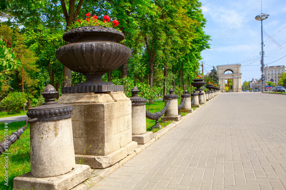 Foto de Triumphal Arch and central street in Chisinau . Downtown with ...