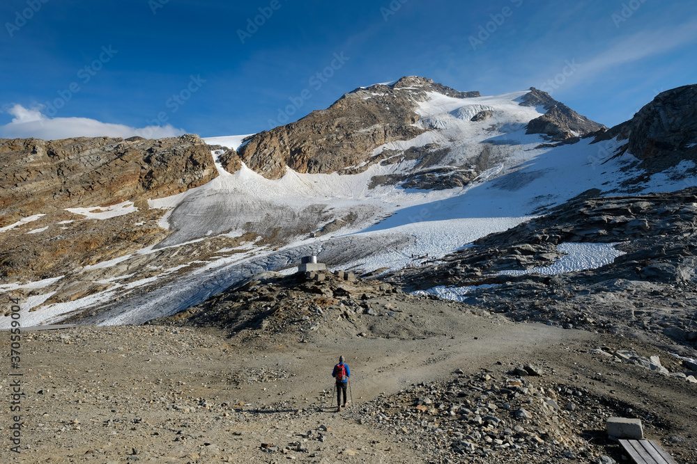 Persona che parte per una passeggiata e scalata in montagna sulle alpi ...