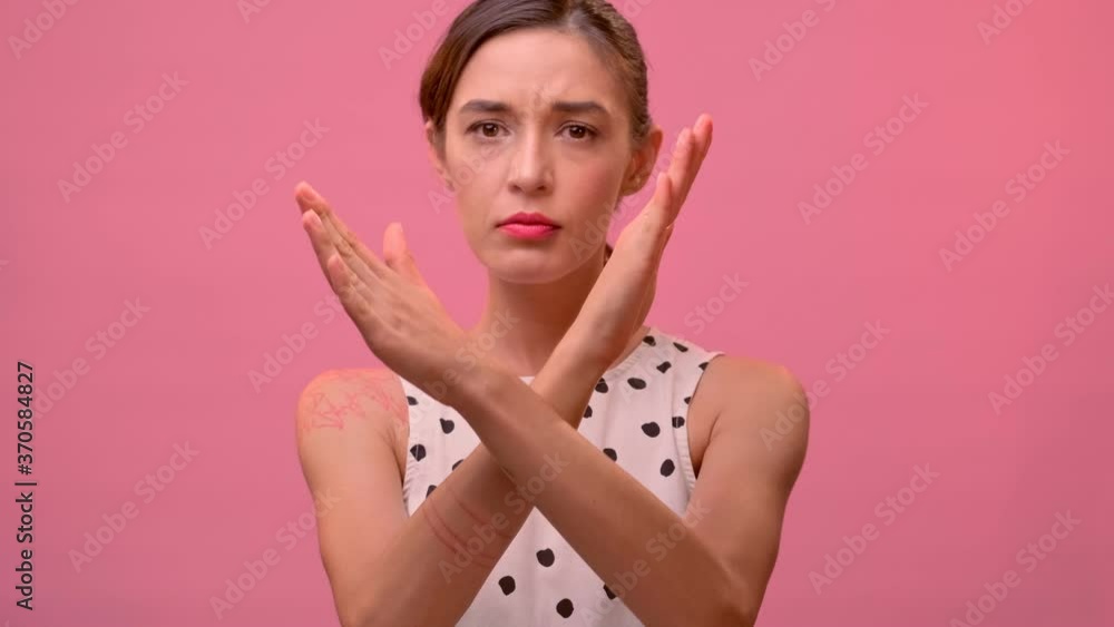 Vidéo Stock I said no. Angry young brunette woman dressed in a black ...