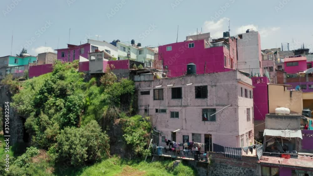 Vidéo Stock Pink low-income slum building in Mexico suburban. Vibrant ...