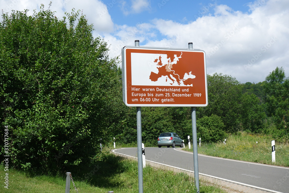 Ein typisches Informationsschild an der ehemaligen deutsch-deutschen ...