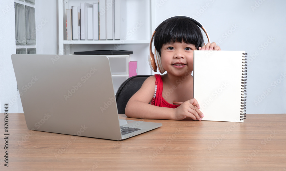 Foto de Happy Asian girl student online learning class from a computer ...