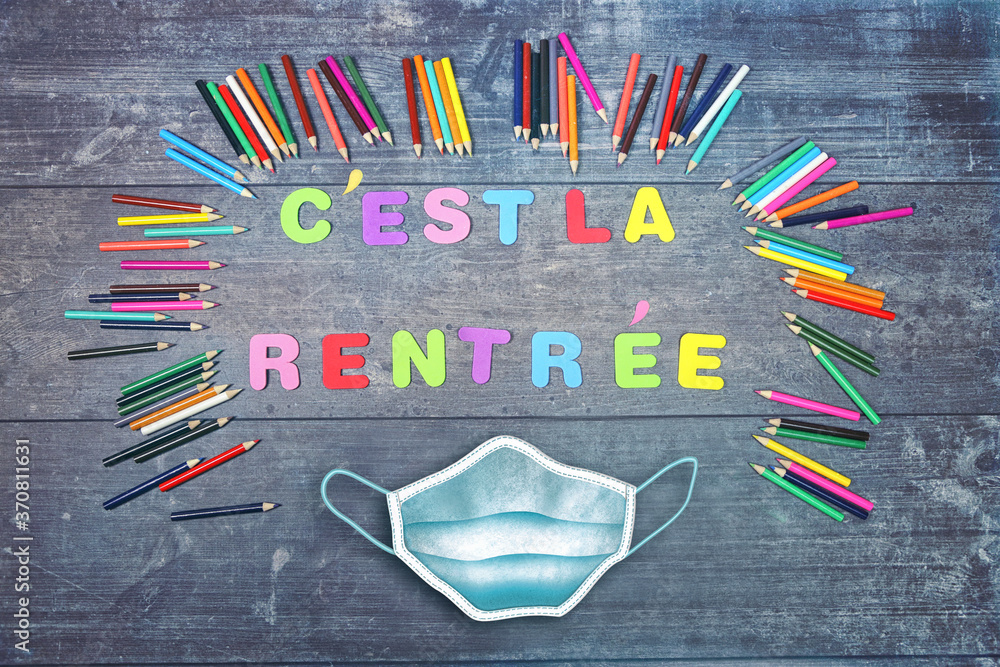 c'est la rentrée des classes,sur fond noir,coronavirus,covid-19,virus ...