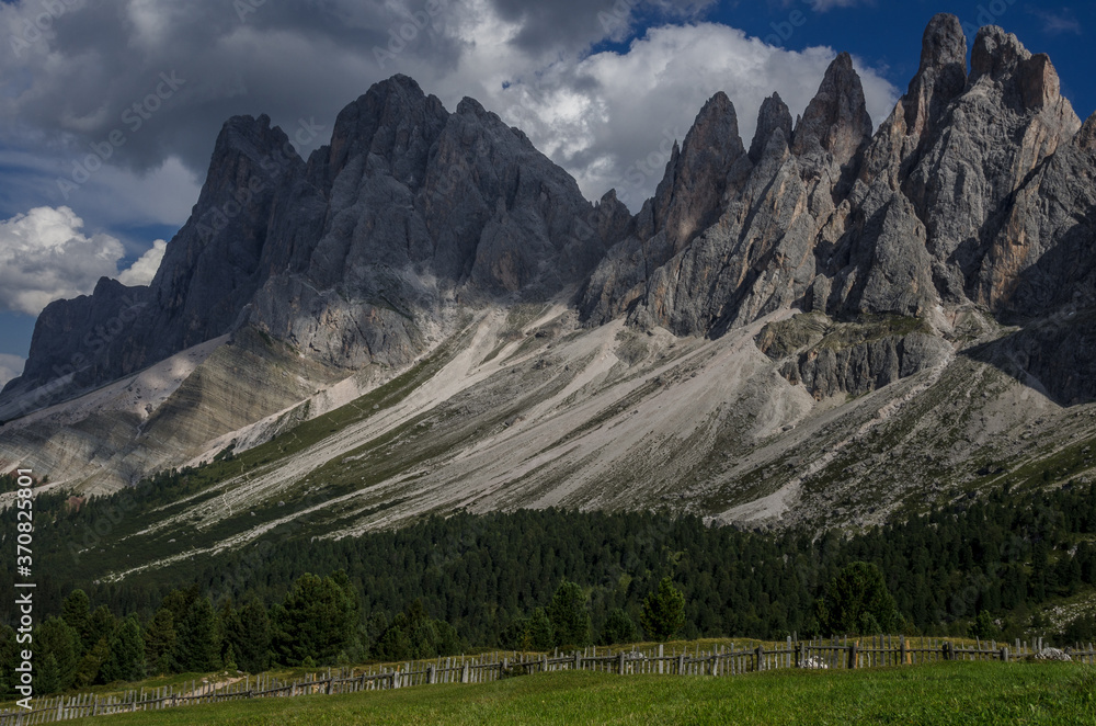 Foto Stock Odle mountain range before thunderstorm as seen from Brogles ...