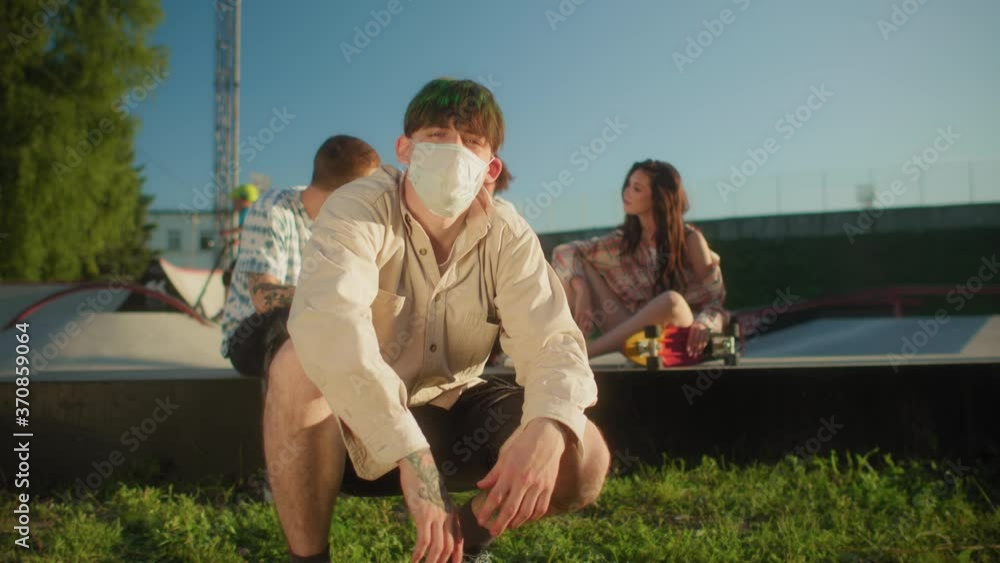 Vidéo Stock Stylish Man with green hair wearing Safety coronavirus ...