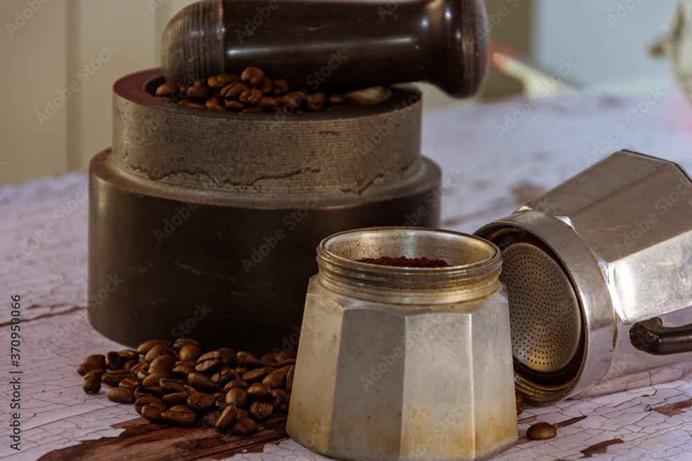 still life con granos de de cafe, molidos con un mortero y moka ...