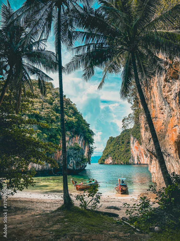 Koh Lao Lading paradise beach, island in the Andaman Sea between Phuket ...
