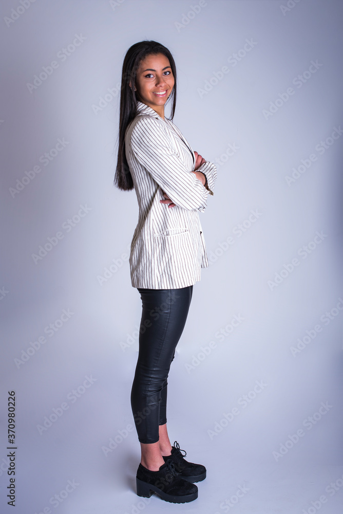 Modelo morena con chaqueta americana de perfil en fondo blanco Stock ...