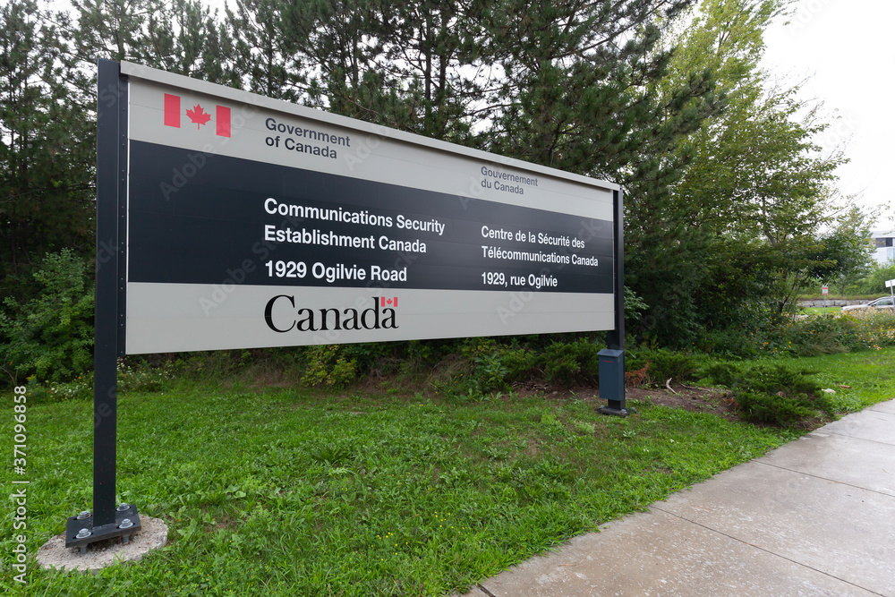 Foto de Ottawa, Ontario, Canada - August 9, 2020: A sign for Canadian ...