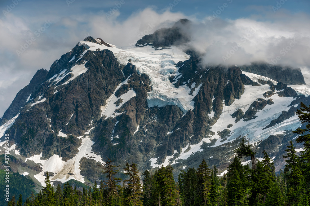 Foto de Mount Shuksan is a glaciated massif in the North Cascades ... Foto de Mount Shuksan is a glaciated massif in the North Cascades ...