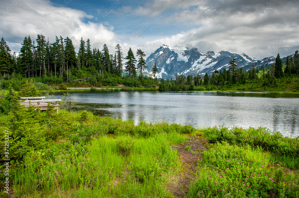Picture Lake is the centerpiece of a strikingly beautiful landscape in ...