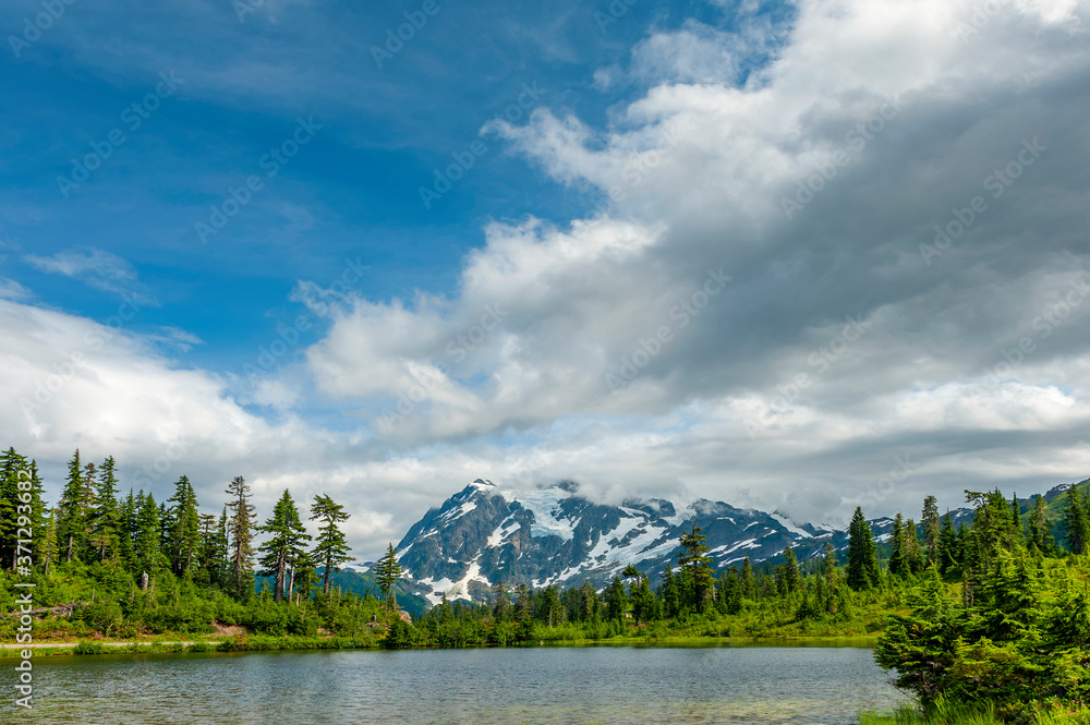 Picture Lake is the centerpiece of a strikingly beautiful landscape in ...