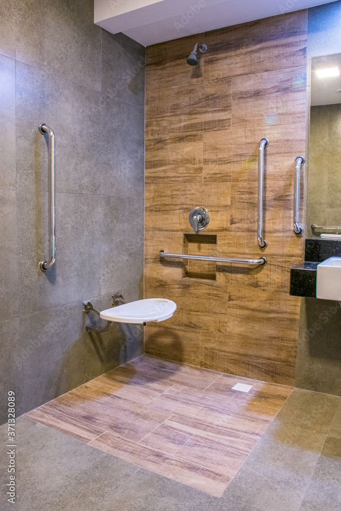 Banheiro adaptado para deficiente fisico com dificuldade de locomoção ...