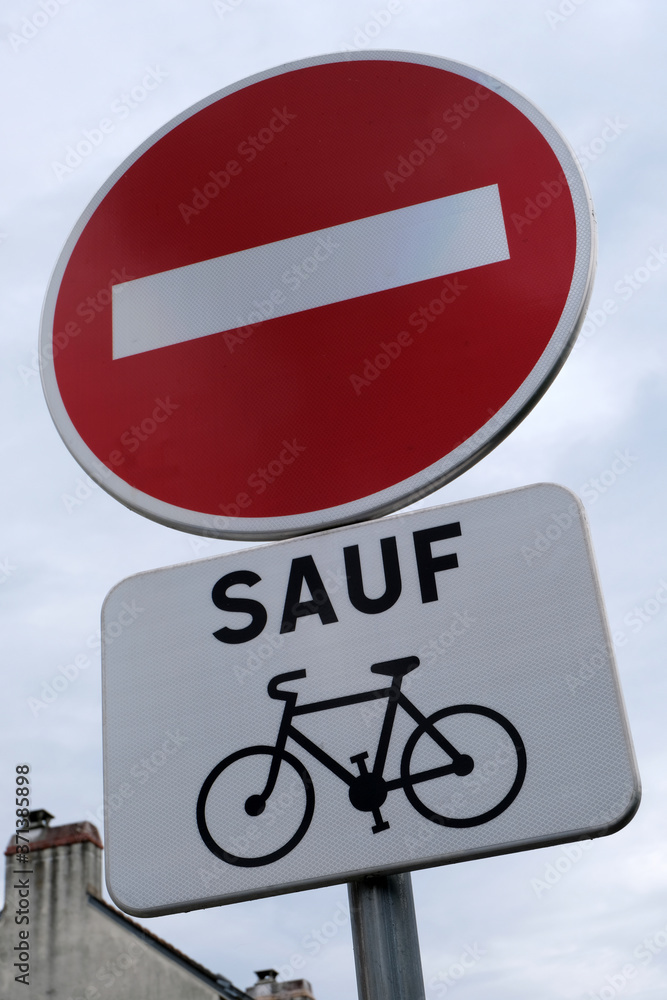 Panneau indiquant en français une rue en sens interdit sauf pour les ...