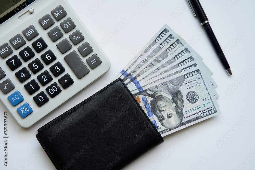 100 US dollars on a white background. Top view and calculation. foto de ...