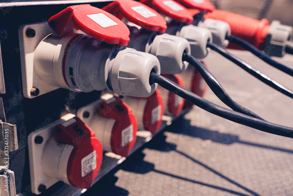 Foto de Plug in the power cord, many outlets with black plugs plugged ...