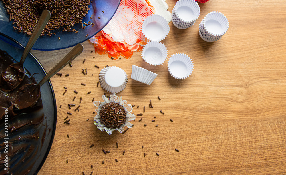 Brigadeiro for party Brigadeiro cremoso com formas para festa de ...