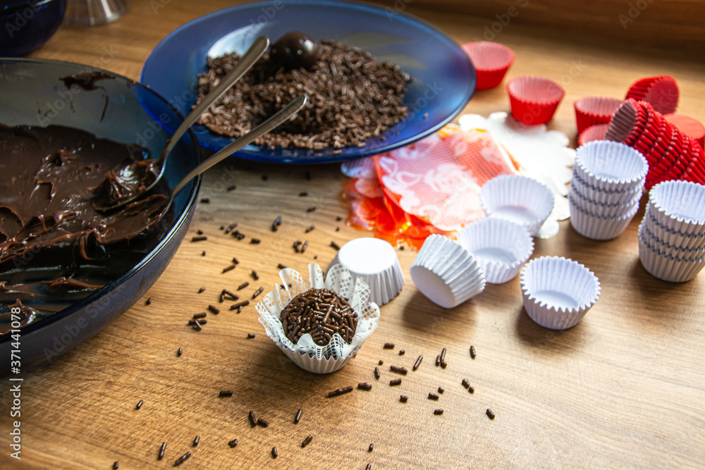 Brigadeiro for party Brigadeiro cremoso com formas para festa de ...