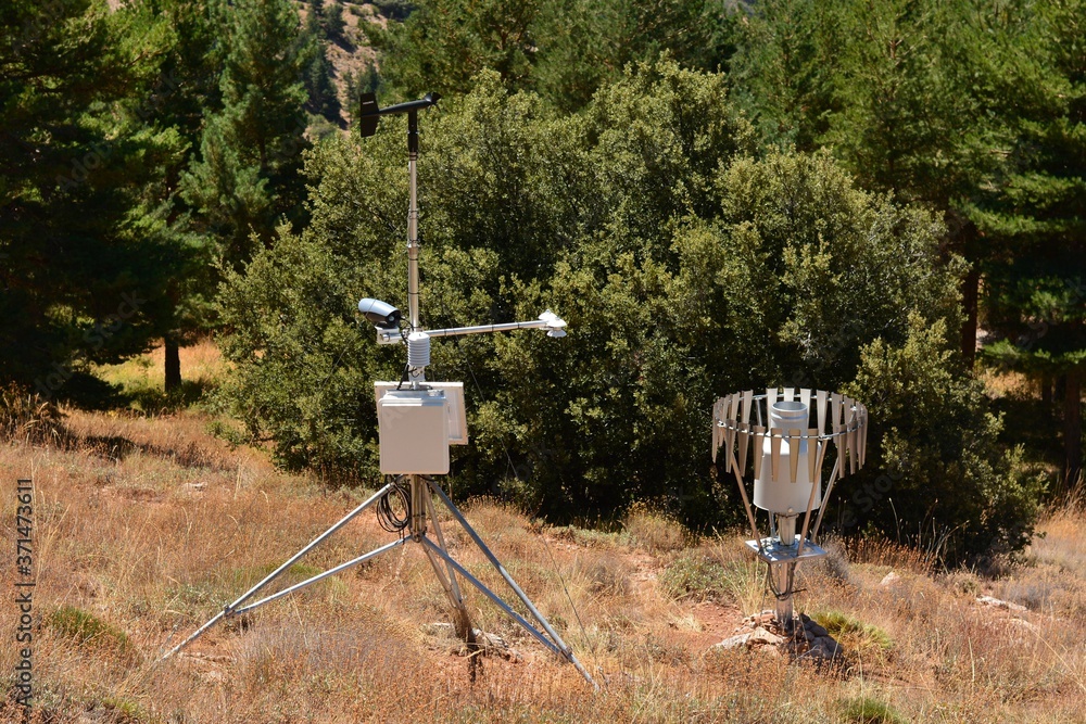 estación meteorológica con pluviómetro, anemómetro e higrómetro en el ...
