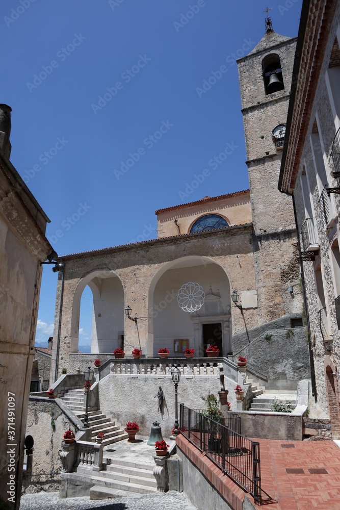 Foto de Pesche - Scorcio della Chiesa di San Michele Arcangelo do Stock ...