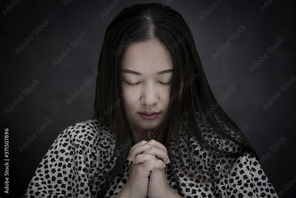 Asian face woman praying and worship to GOD Using hands to pray in ...