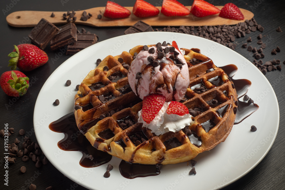 waffle con helado de fresa, crema y fodge de chocolate Stock Photo ...