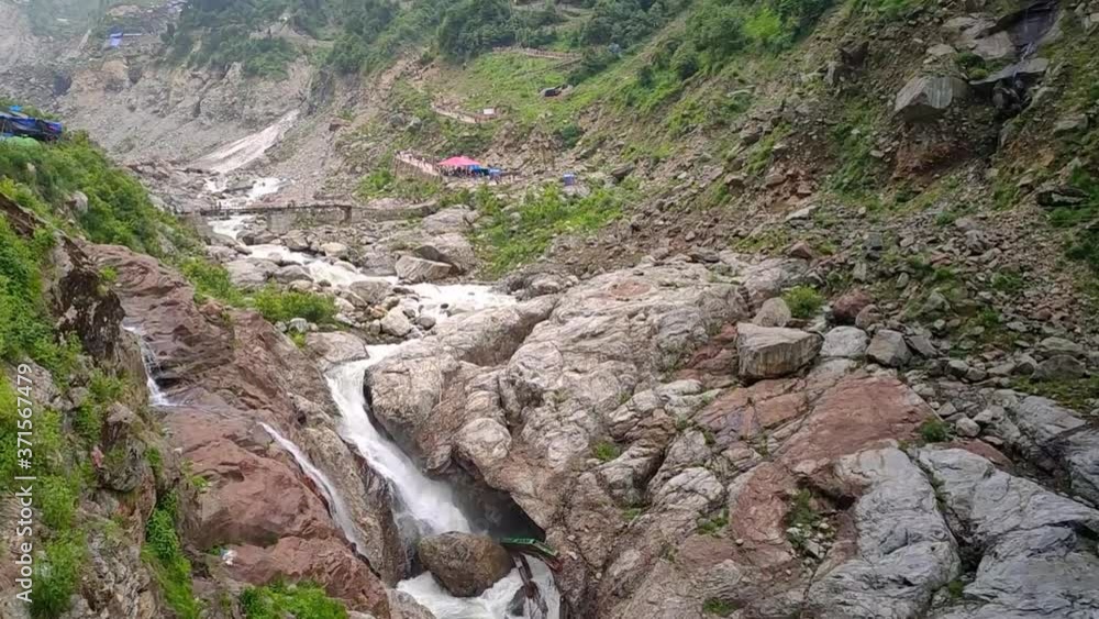 Vídeo do Stock: View of the river Mandakini flowing in the valley ...