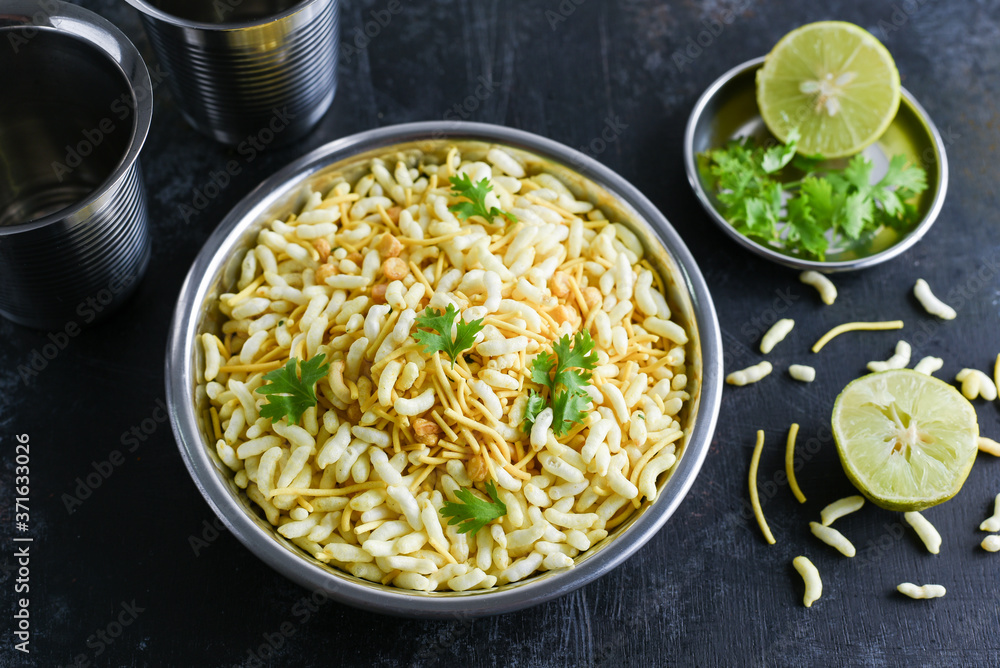 Murmura spicy puffed rice, Jhal Muri, Borugulu and lemon, in Karnataka ...