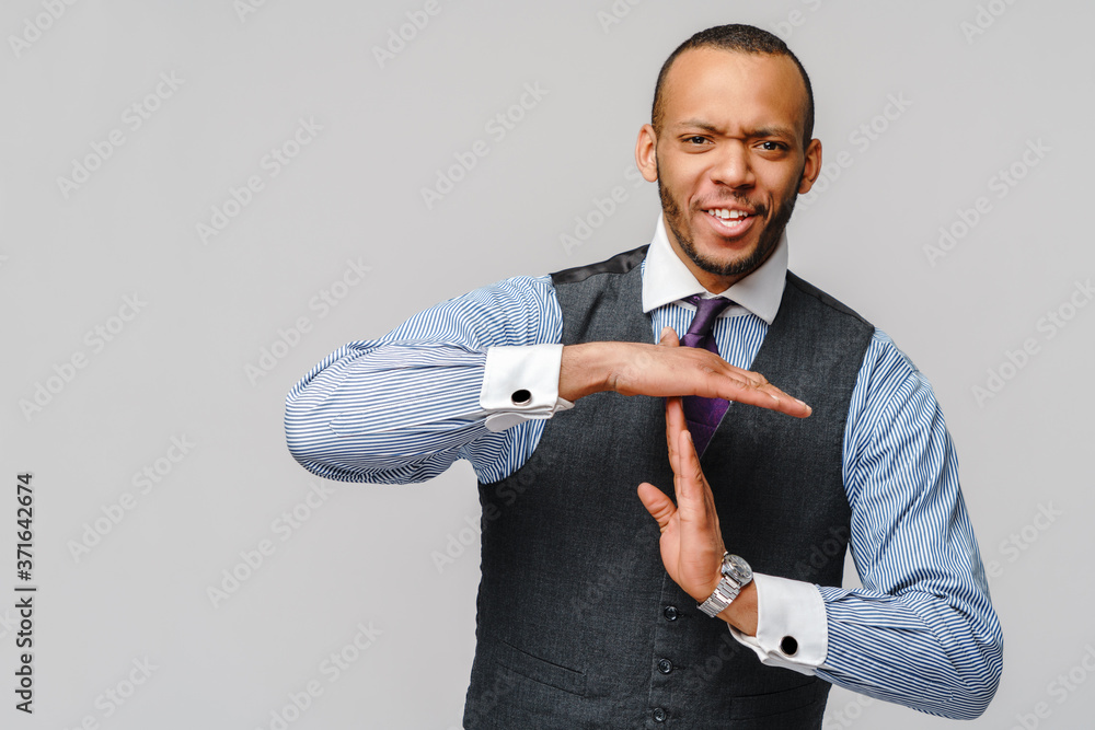 Foto de Young african american businessman showing a pause time out ...