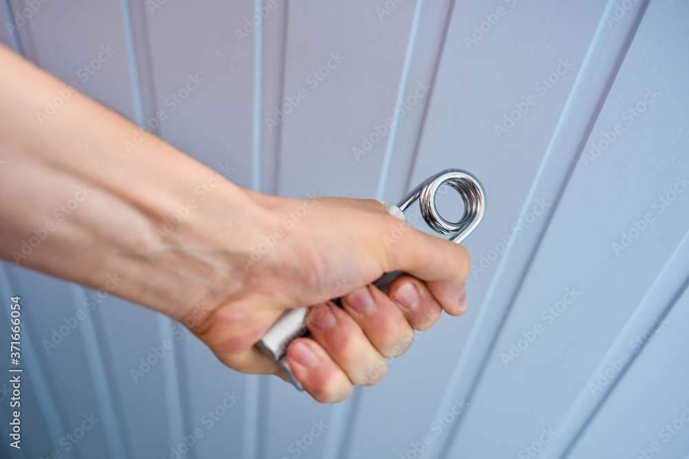 Expanders of different colors depending on the load with or without a ...