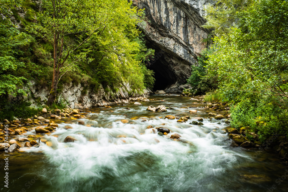 El río Nalón a su paso por el Parque Natural de Redes desaparece dentro ...