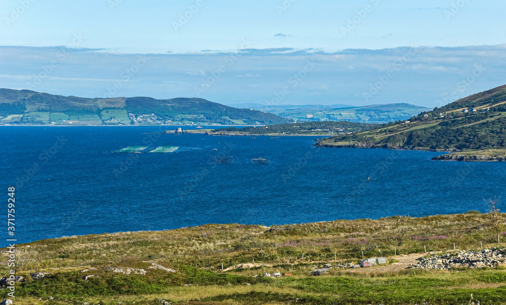 Foto de Salmon and oyster cages moored in a fish farm near Rathmullen ...