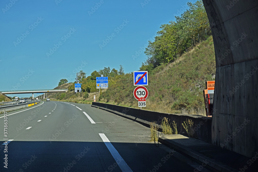 En roulant : autoroute A20, panneau sortie de tunnel routier. foto de Stock | Adobe Stock